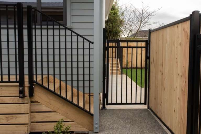 Stepped vs Raked Fencing | Boundaryline