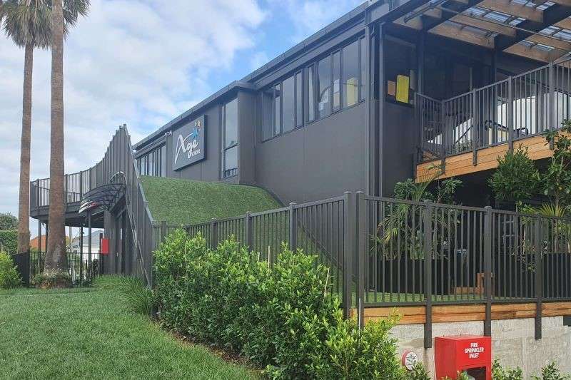 Stepped vs Raked Fencing | Boundaryline