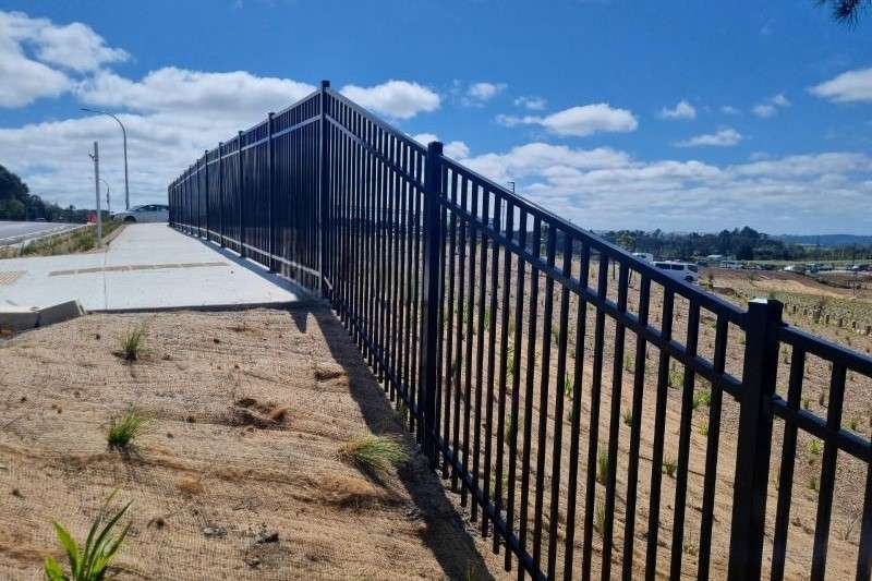 Stepped vs Raked Fencing | Boundaryline